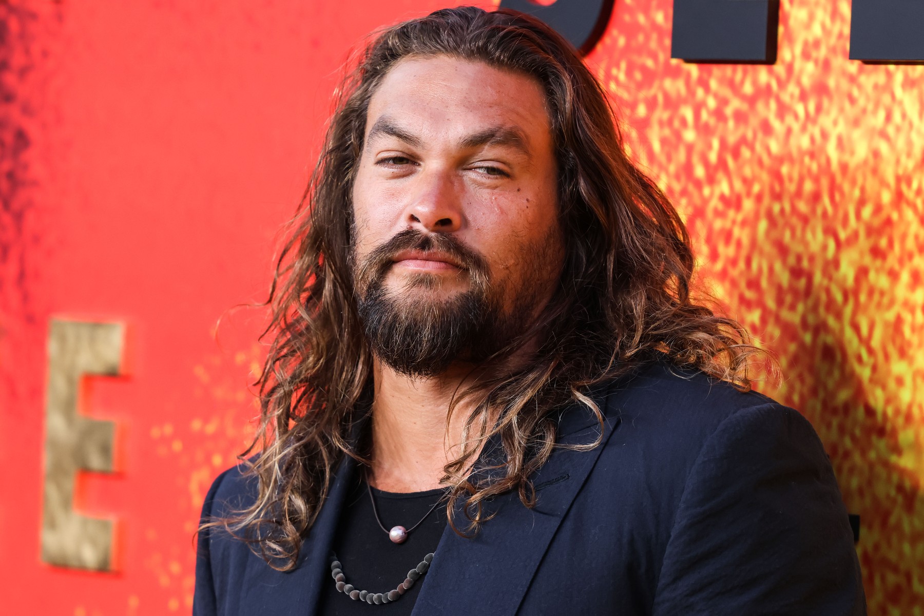 Jason Momoa hatalmas tetoválást csináltatott a fejére, mindenkit ...
