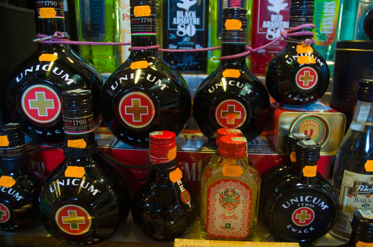 Ki az a csuromvizes grimaszoló figura az Unicum reklámplakátjain? Itt a ...