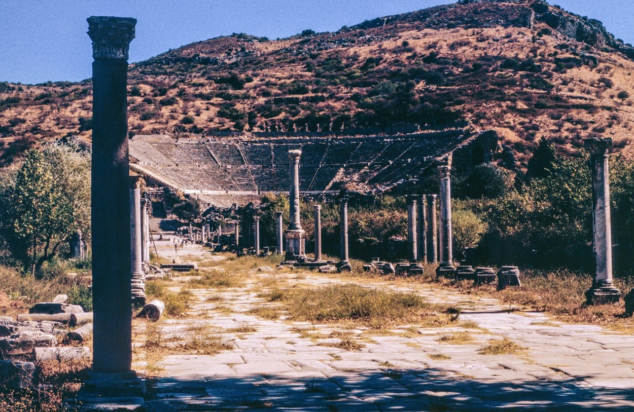 A hegy gyomra gigantikus dolgot rejtett, tátott szájjal álltak a ...