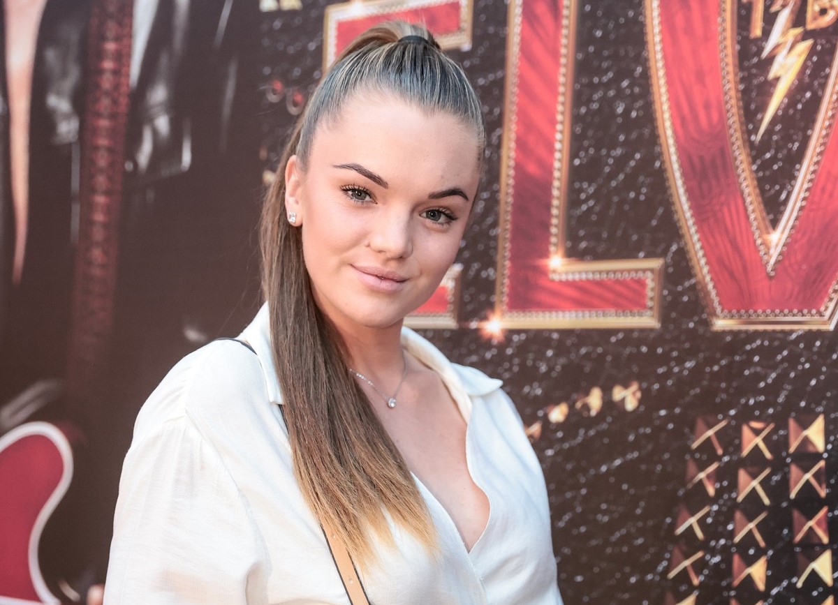 Pap Dorci melltartó nélkül állt a kamerák elé, sose volt még ilyen ...