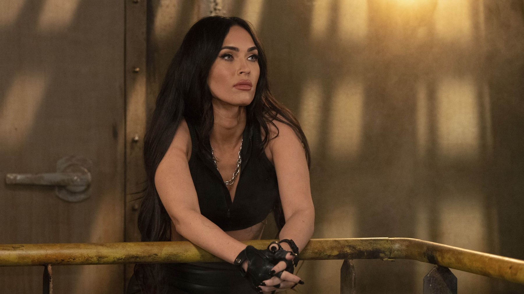 Megan Fox kétségbeesetten közelít rá intim testrészeire a kamerával ...