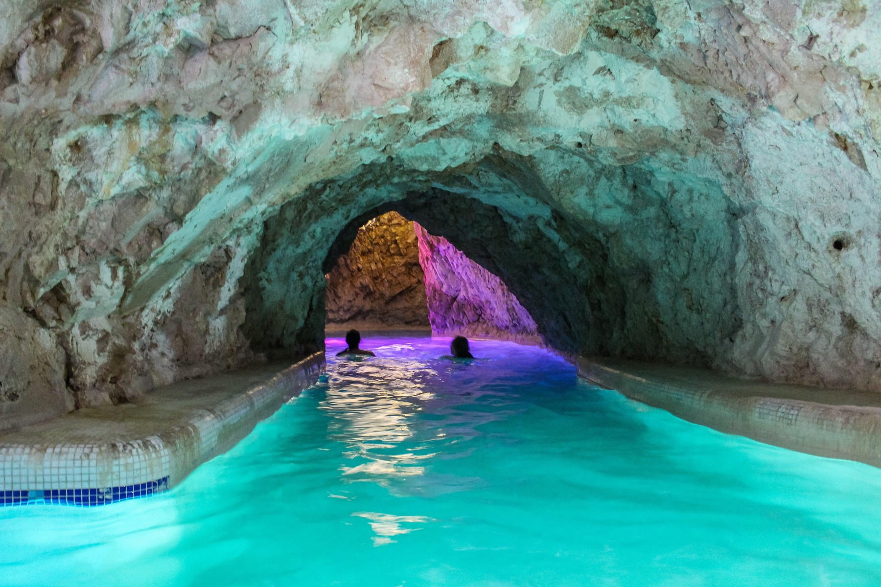Bezár az ország kedvenc barlangfürdője, hétfőtől nem fogadnak több ...