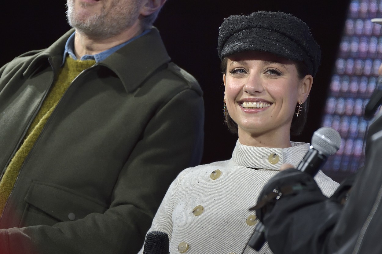 Ledobta a ruháit, hogy mindenki őt nézze: Kacér kebleivel és csöpp ...